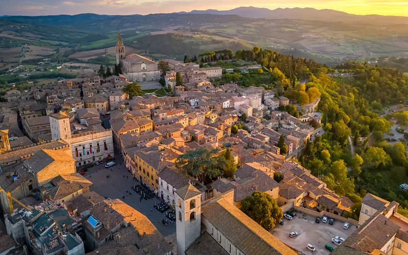 The Festival of Saint Fortunato, a plunge into the Middle Ages in Todi. In mid-October, discover ...