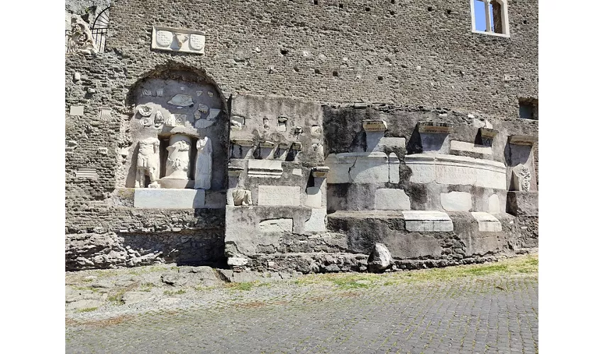 Mausoleo di Cecilia Metella, Roma - Italia.it